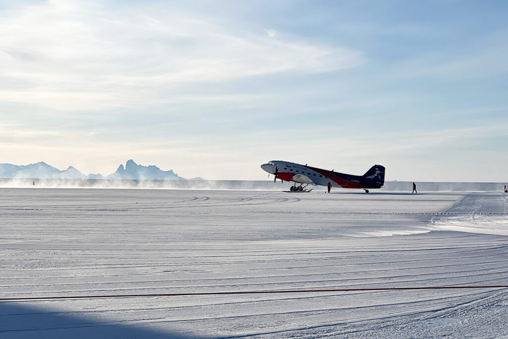 H-Antarctica-WhiteDesert-WolfsFangRunway7